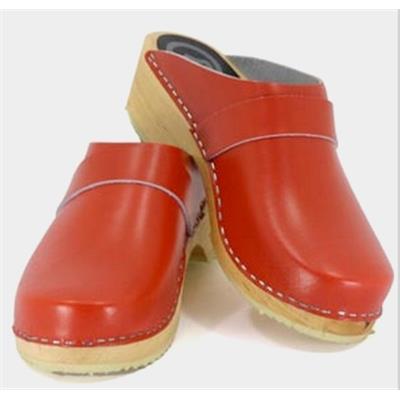 Sabot suédois, cuir lisse rouge sur bois de hêtre clair, semelle ...