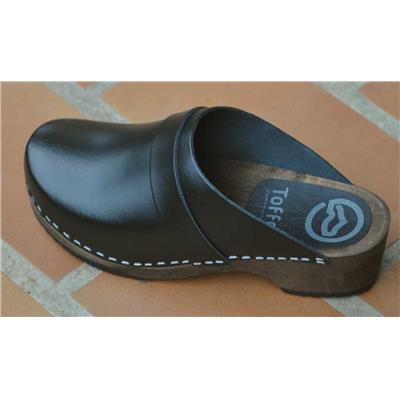 Sabot suédois, cuir noir épais sur bois de hêtre foncé, semelle ...